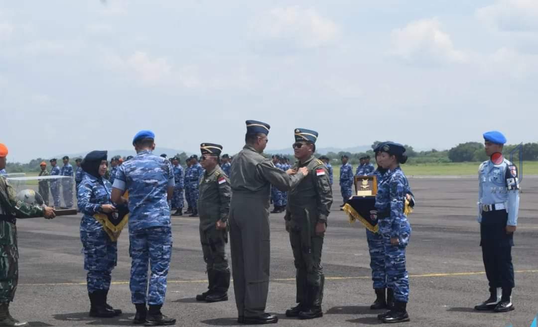 KASAL dan Wamenhan RI Terima Anugerah Wing Kehormatan Penerbang Kelas I ... KASAL dan Wamenhan RI Terima Anugerah Wing Kehormatan Penerbang Kelas I ...